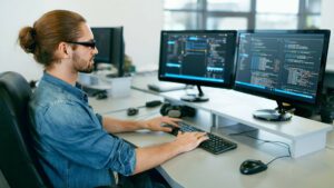 Lập trình viên là gì? Kỹ năng cần có để trở thành Developer | TopDev